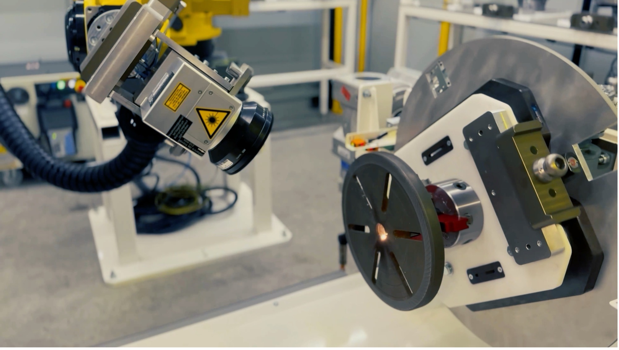 SAFRAN adopte le décapage laser robotisé - Meliad